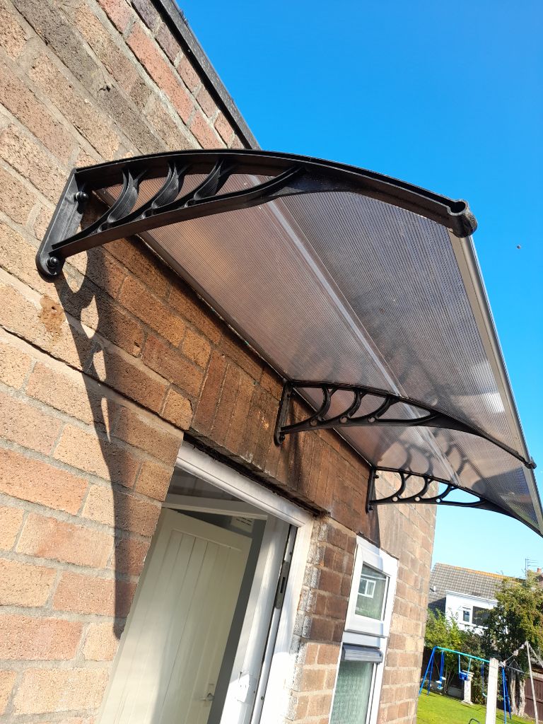 Outsunny Auvent marquise de porte design voûté arrondi dim. 195L x 75l ...