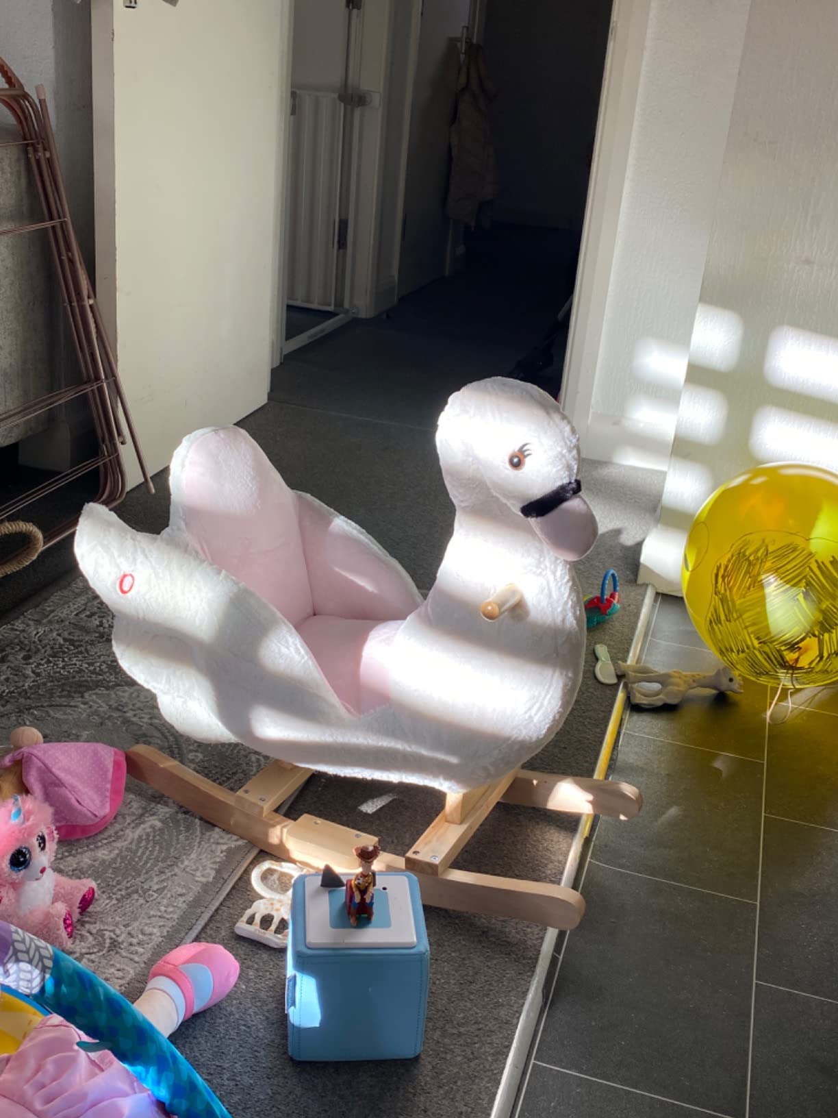 HOMCOM Swan Rocking Horse Kids Wooden Ride On Plush Toy w/ Music | Aosom UK