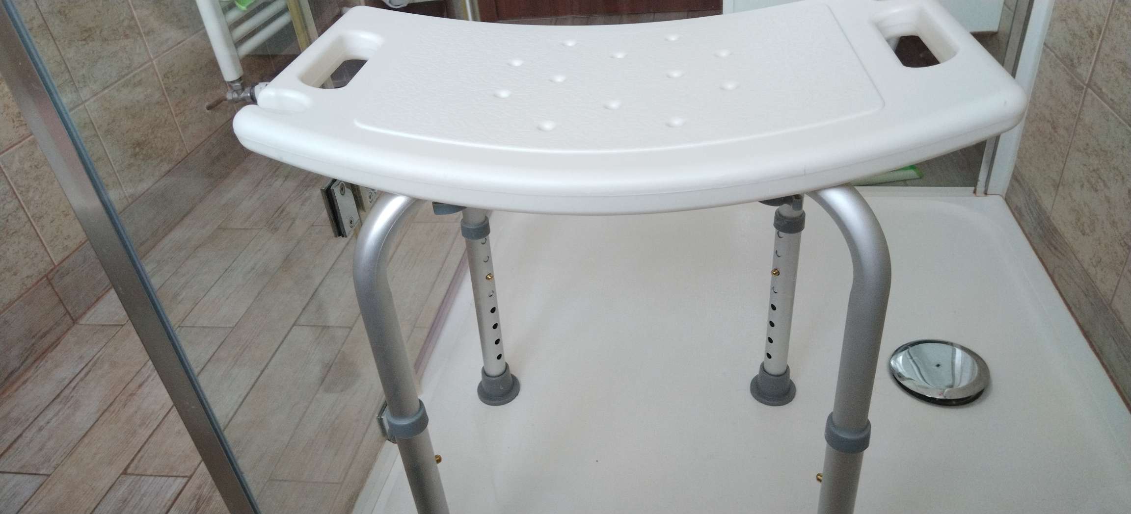 HOMCOM Non-Slip Shower and Bath Stool | Aosom.co.uk