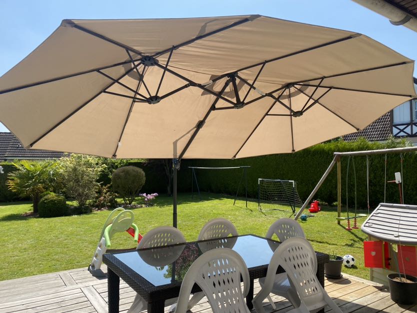 Outsunny Parasol déporté grande taille XXL inclinable avec pied en ...