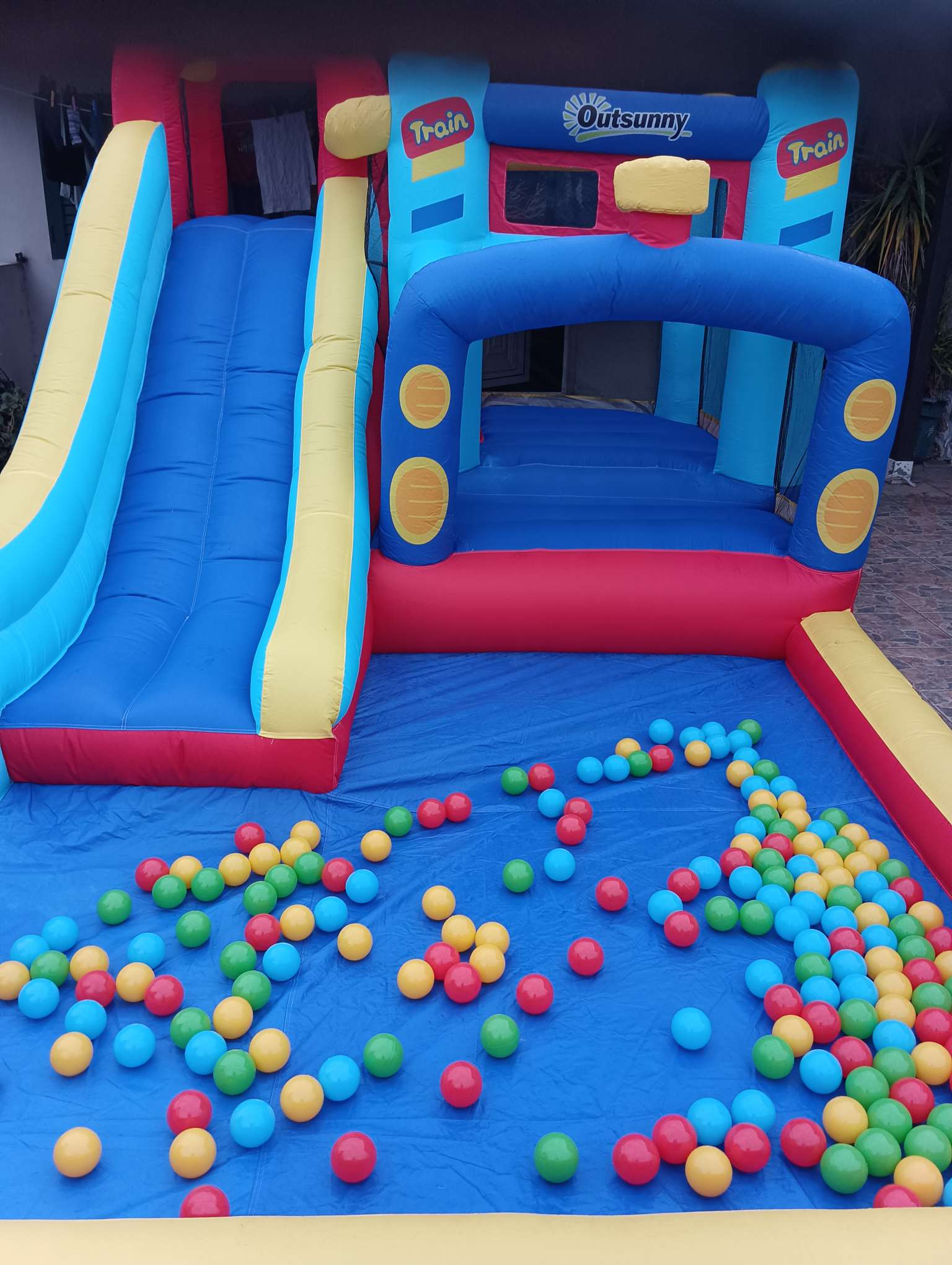 Castel gonflabil pentru copii cu tobogan, piscina, trambulina Outsunny ...